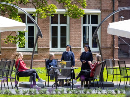 Zusters van Denekamp | Home